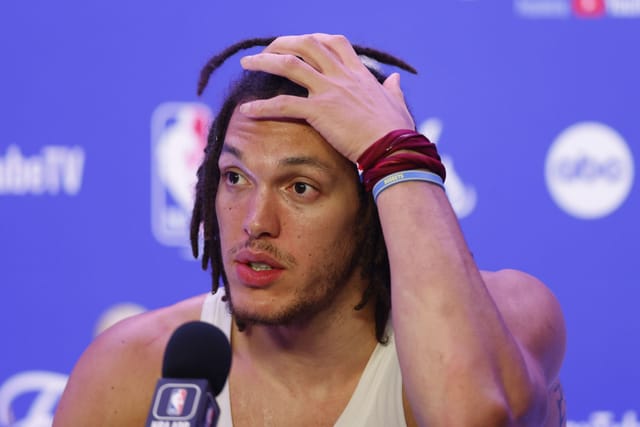 How many threes does Aaron Gordon make every game?