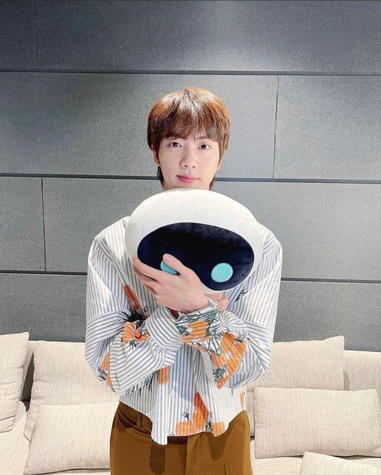 "The best gift": ARMYs emotional as BTS' Jin decides to gift them ...