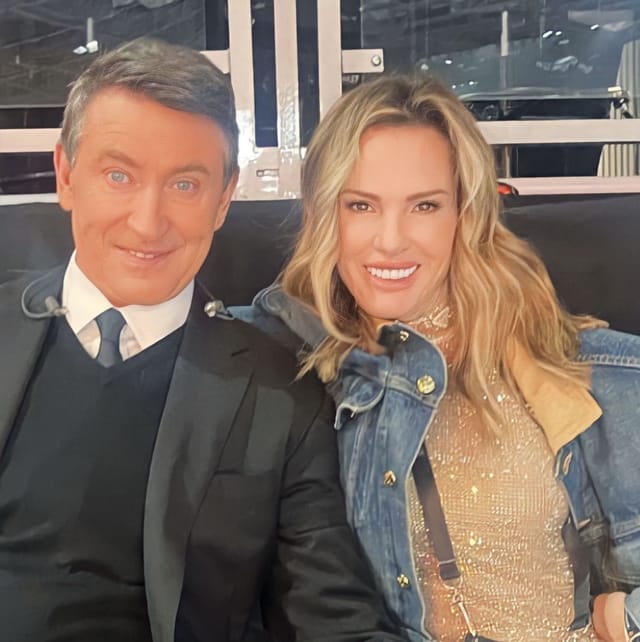 Janet Jones poses with Wayne Gretzky as couple watch Game 2 of Stanley ...