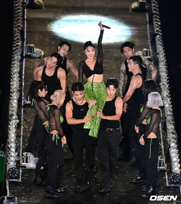 "She's glowing": Fans celebrate as MAMAMOO's Hwasa officially joins P ...