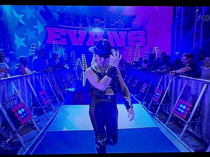 WWE Legend continues to take shots at Lacey Evans