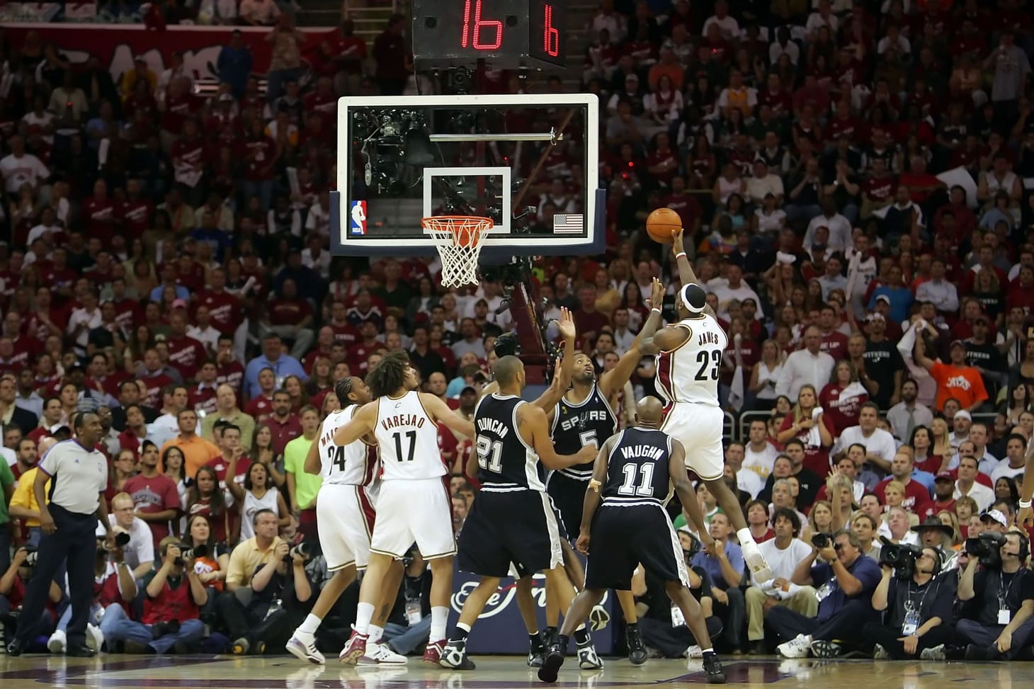 “2 old men beefing on timelines” – NBA fans react hilariously to LeBron ...