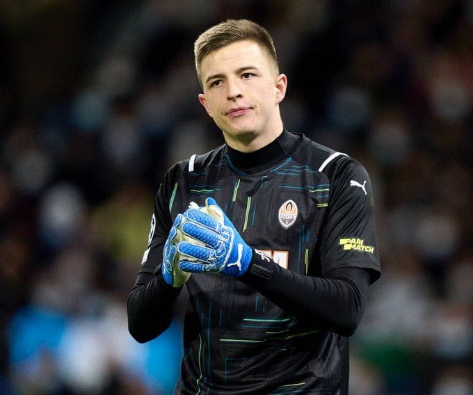 Chelsea considering move for 21-year-old goalkeeper to create ...