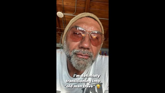 [PHOTO] WWE legend Batista shows off his "old man" look