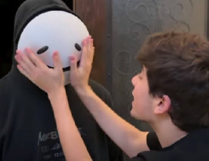 "This man is so addicted to getting constant attention" - Online ...