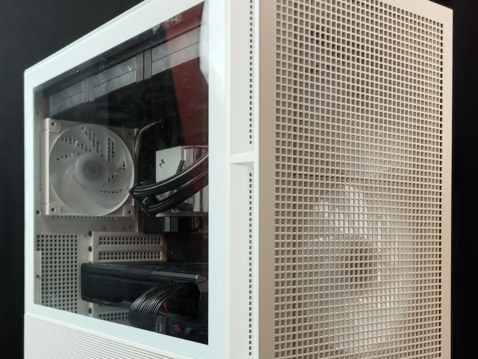 DeepCool CH560 Digital mid-tower case review: High airflow for the masses