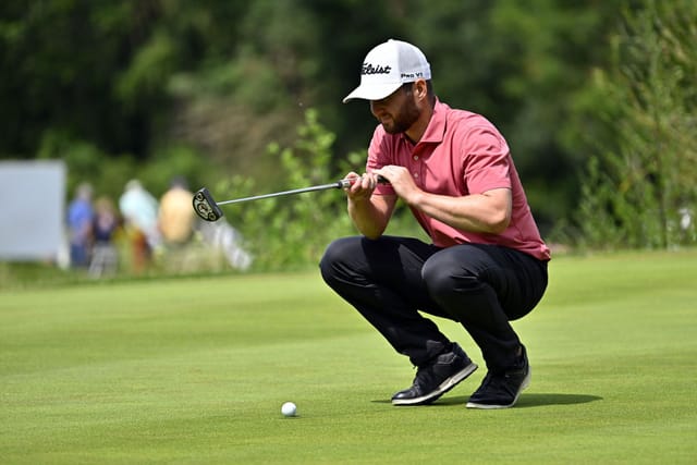 Scot Michael Stewart tackles the Dundonald Links and secures his first ...