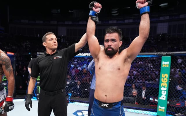 Jonny Parsons vs Danny Roberts: Jonny Parsons MMA: Debutante shocks the ...