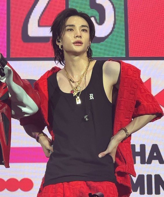 "Our Versace prince": STAYs go gaga over Stray Kids' Hyunjin's visuals ...