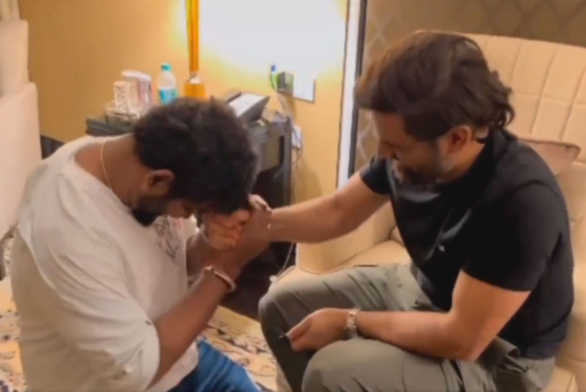 [Watch] MS Dhoni gives an autograph on the t-shirt to Kollywood ...