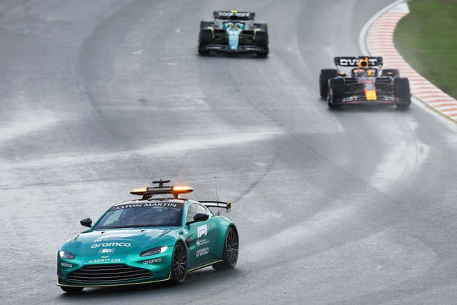 What is the difference between a standing start and rolling start in F1?