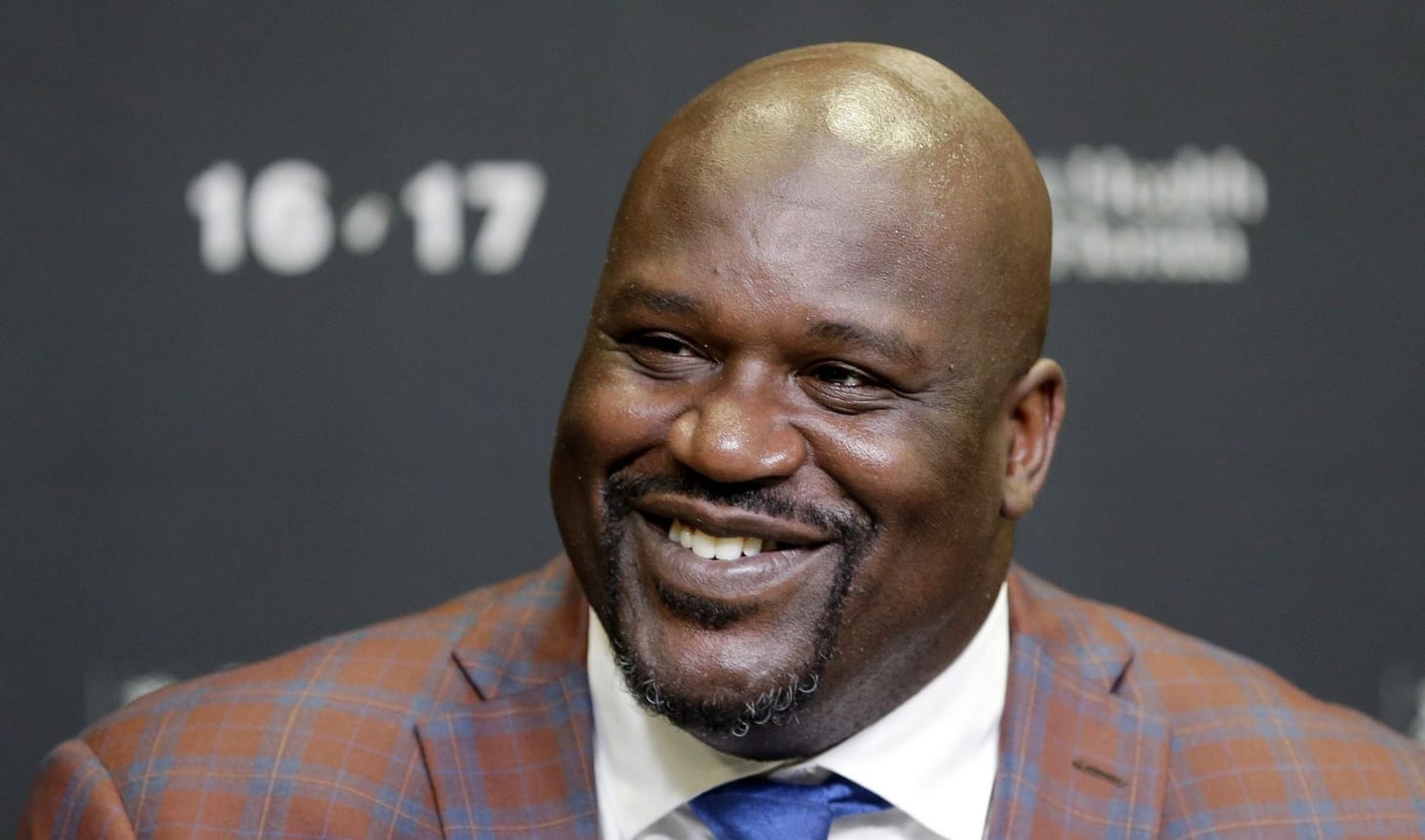 Generous Shaquille O'Neal stuns woman with brand new phone at Lafayette ...