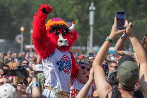 Who is the Chicago Bulls' mascot, Benny the Bull?