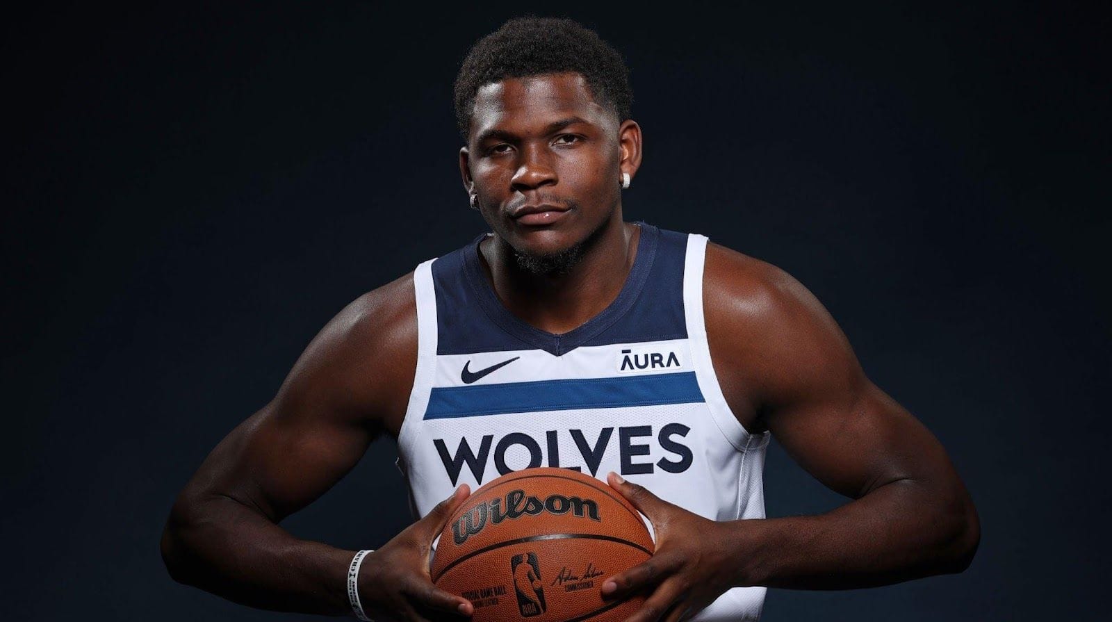 How tall is Anthony Edwards?