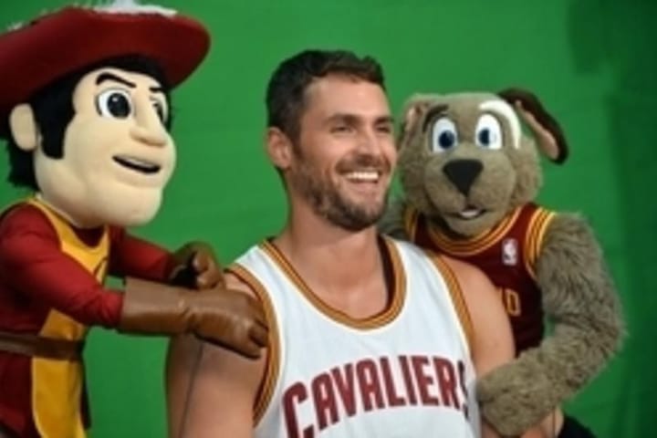 Who are the Cleveland Cavaliers' mascot Sir C.C. and Moondog?