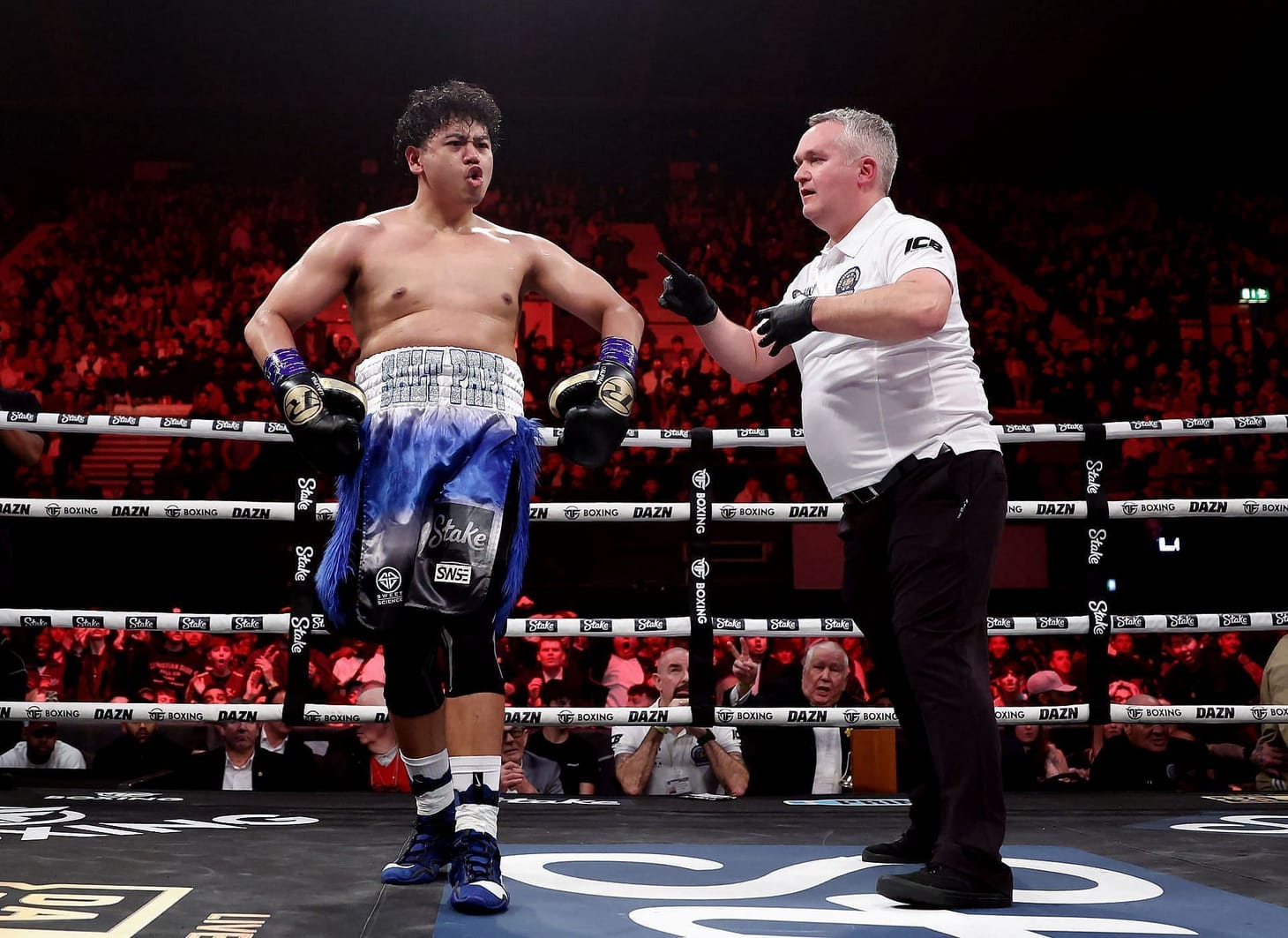 What is the boxing record of Salt Papi?