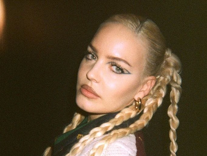 Who are KSI's girlfriends?