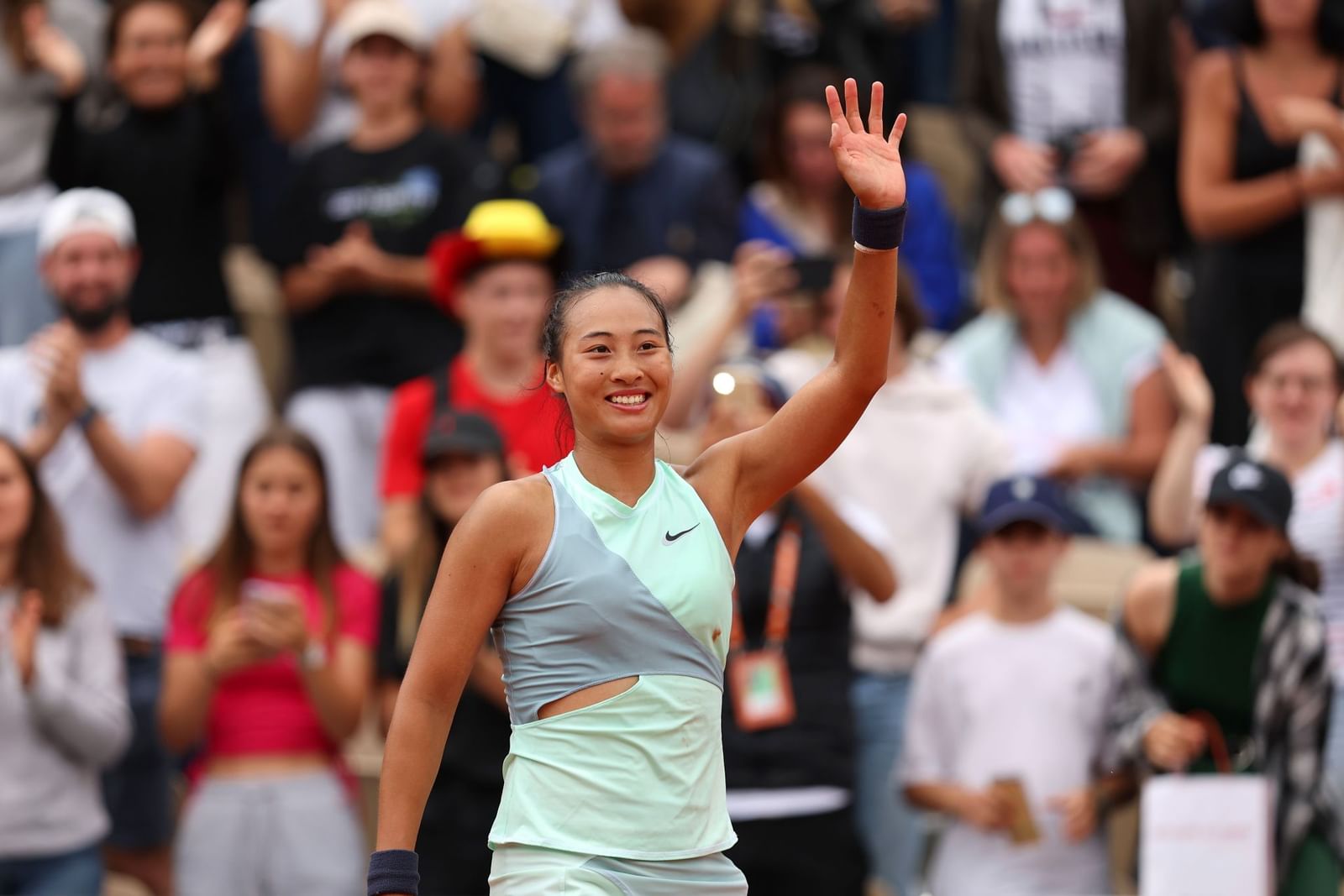 "Iconic energy" "Coolest girl in tennis": Fans react to Qinwen Zheng breaking into song after ...