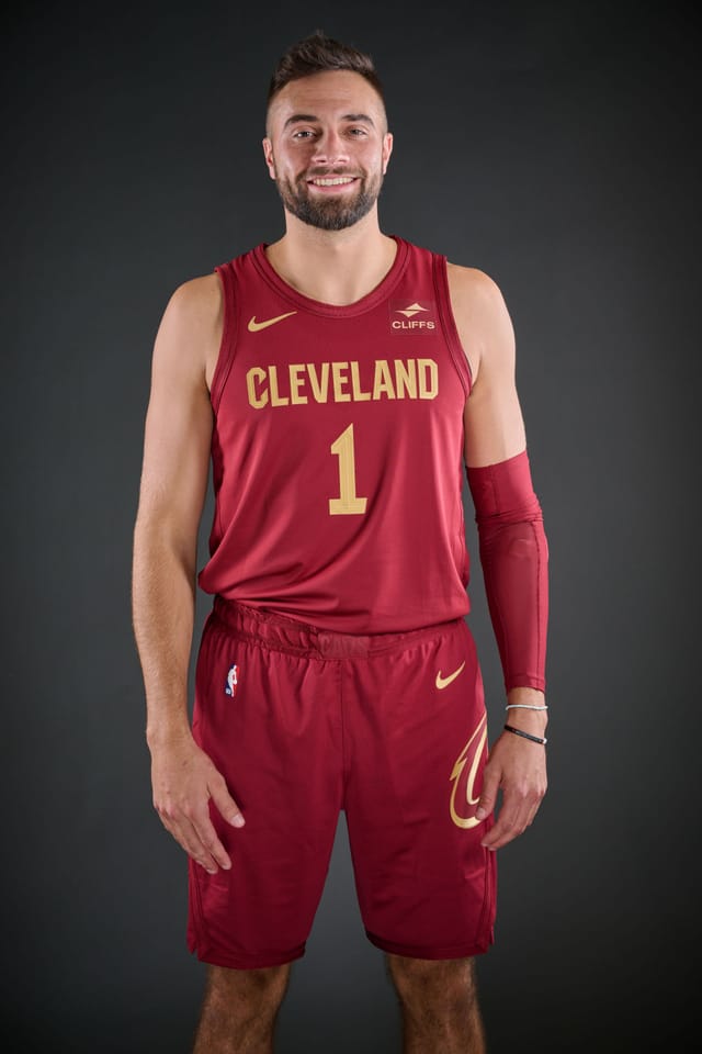 What is Max Strus’ wingspan?