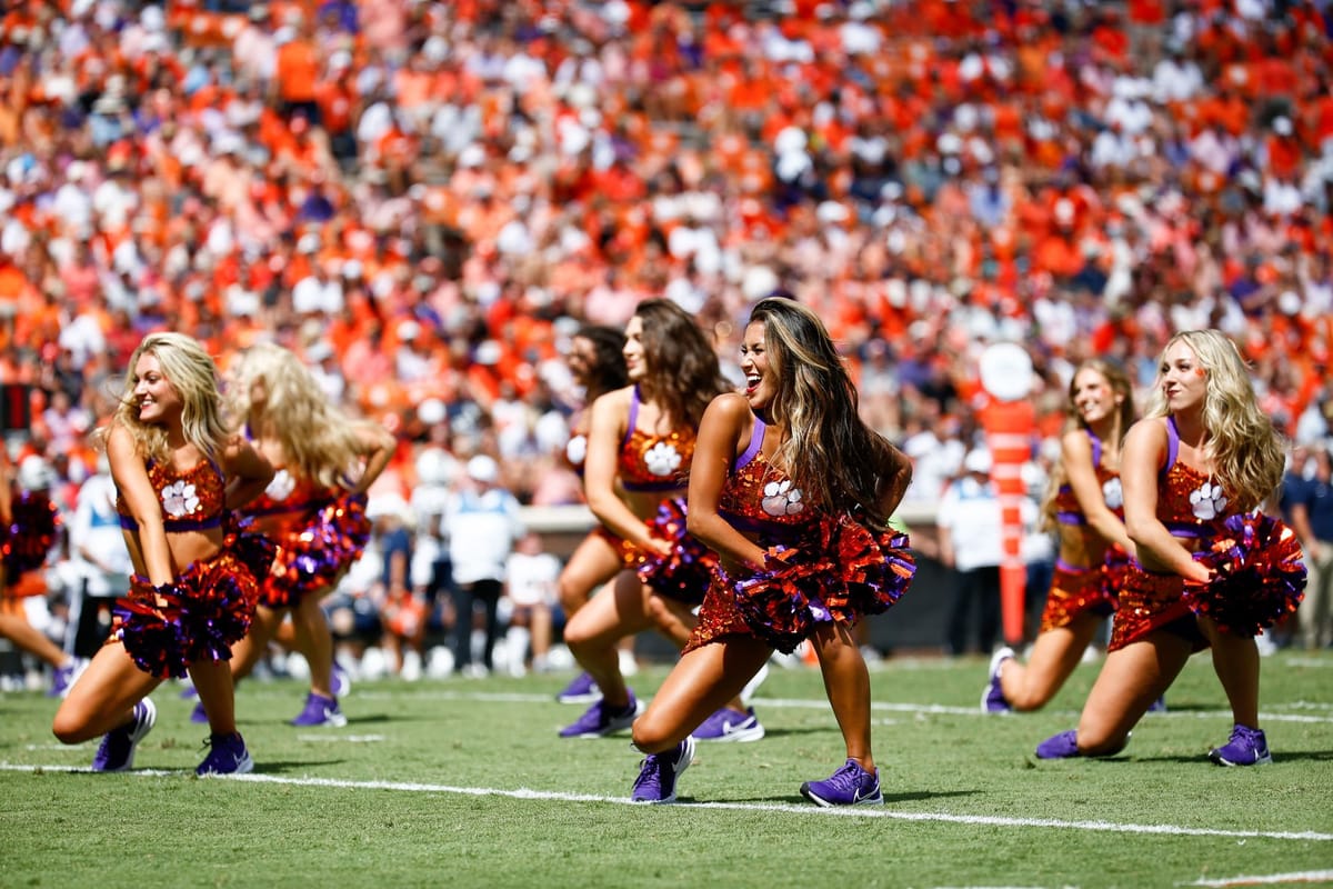 5 best cheerleaders' outfits in college football feat. LSU, Michigan ...