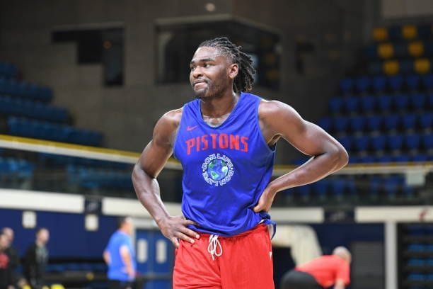 How tall is Isaiah Stewart?