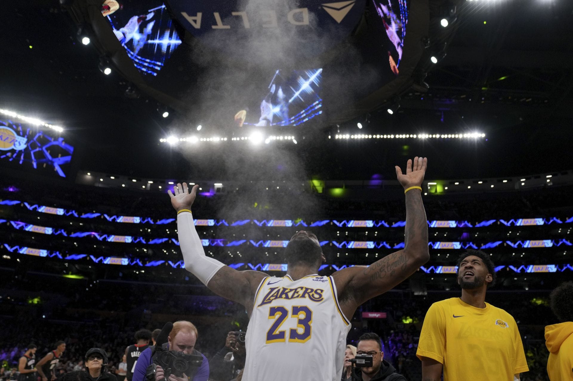 How many games will LeBron James take to score 40,000 points? Exploring ...