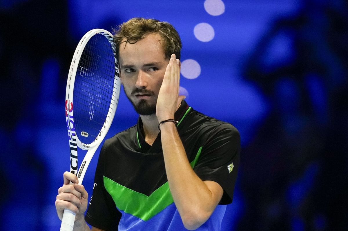 Daniil Medvedev smashes racquet against sideboards, shushes and argues ...