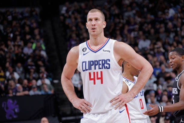 How many Plumlee brothers played in the NBA?