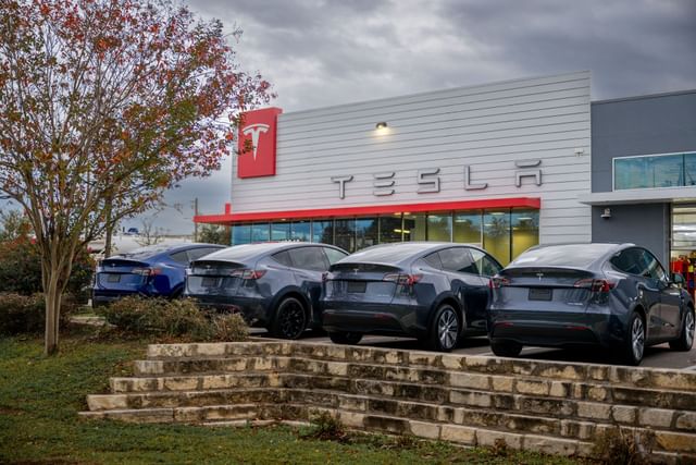 Fact Check: Did a Humanoid Tesla robot attack an engineer? Viral report ...