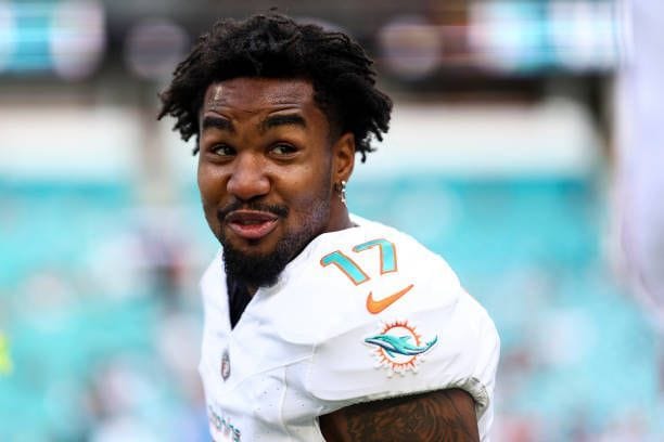How much is Jaylen Waddle's Contract?