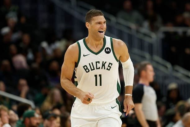 Does Brook Lopez have a brother?