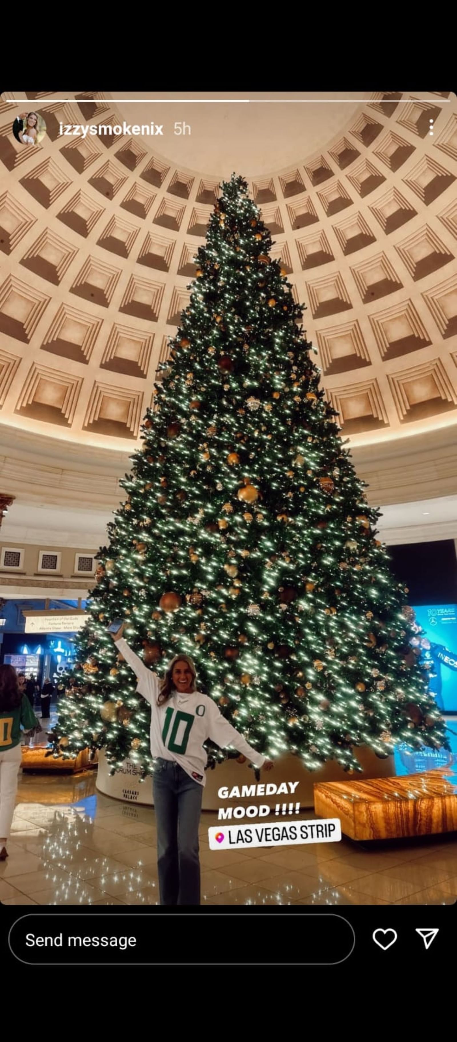 Bo Nix's wife Izzy Smoke sets gameday mood with an X-Mas tree snap in ...