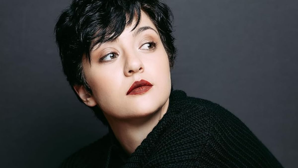 Sealed with a List full cast list: Katie Findlay, Evan Roderick, and ...