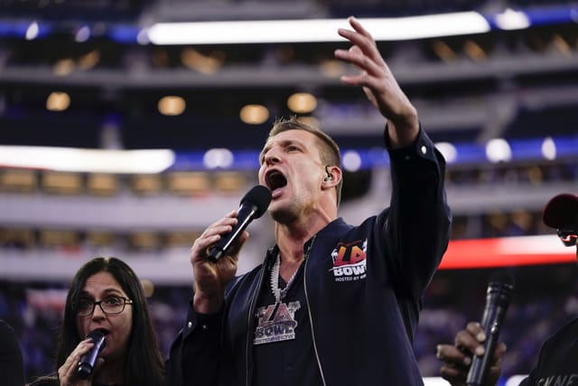 WATCH: LA Bowl host Rob Gronkowski gets in a foot race with Boise State ...