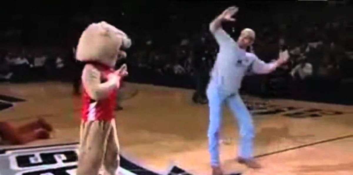 WATCH: Former WWE champ Booker T clanks free throw after knocking out ...