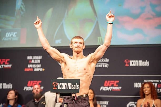 What is Arnold Allen fighting style?