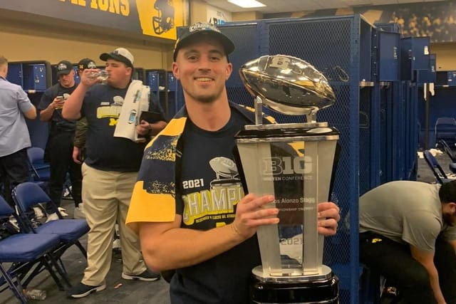 WATCH: Connor Stalions receives king-level treatment in Houston bar ...