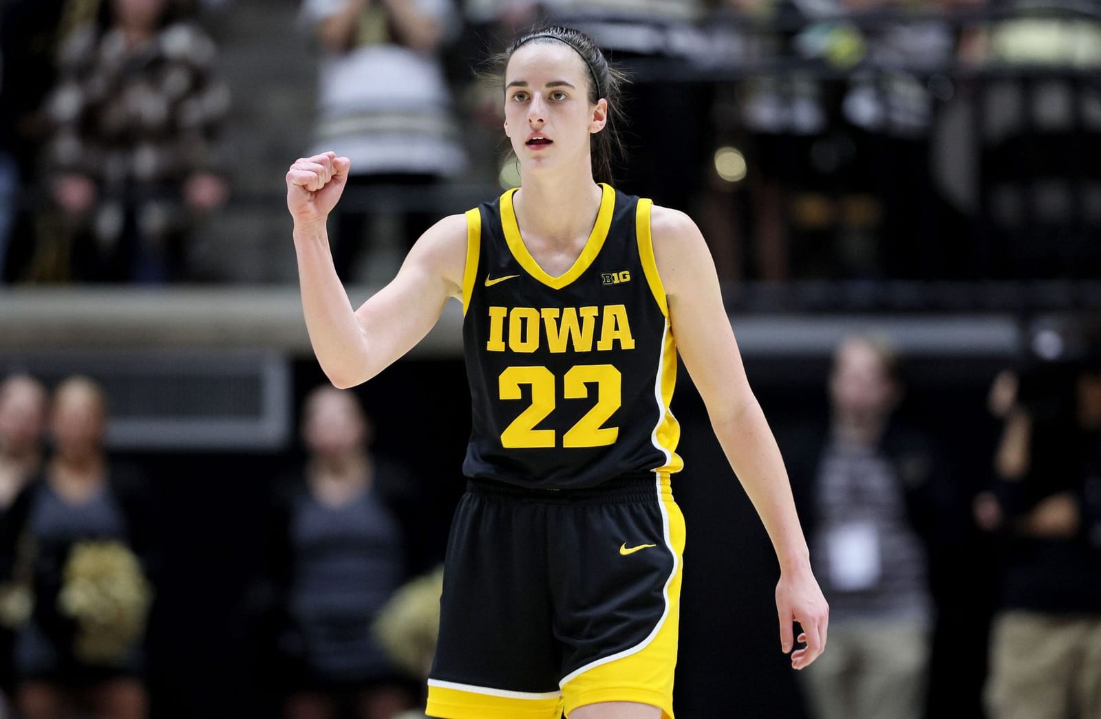 WATCH: $818,000 NIL-valued Caitlin Clark makes young Iowa fan's day ...