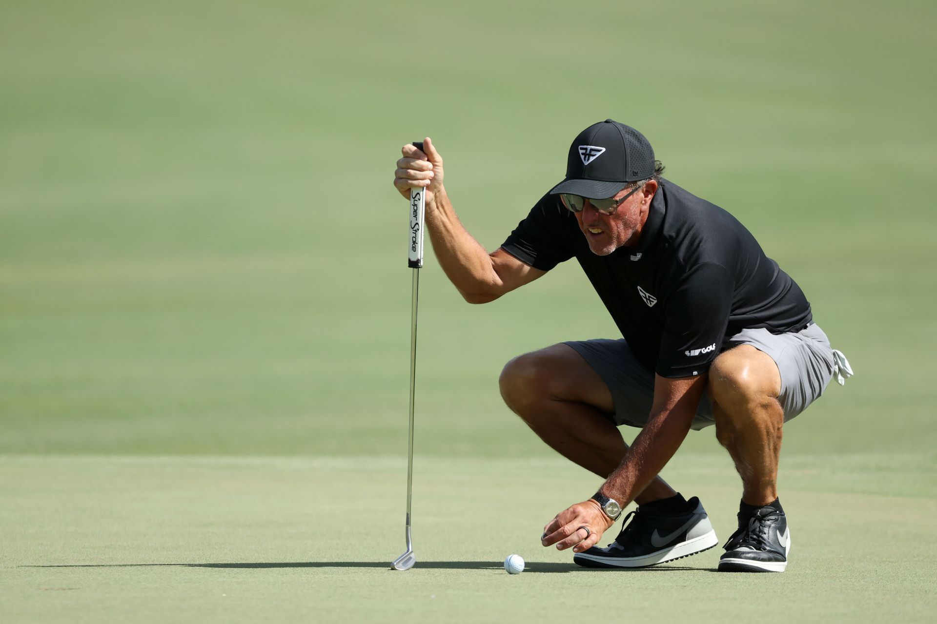 “Is he playing with that white carry bag?” – Fans react to Phil ...