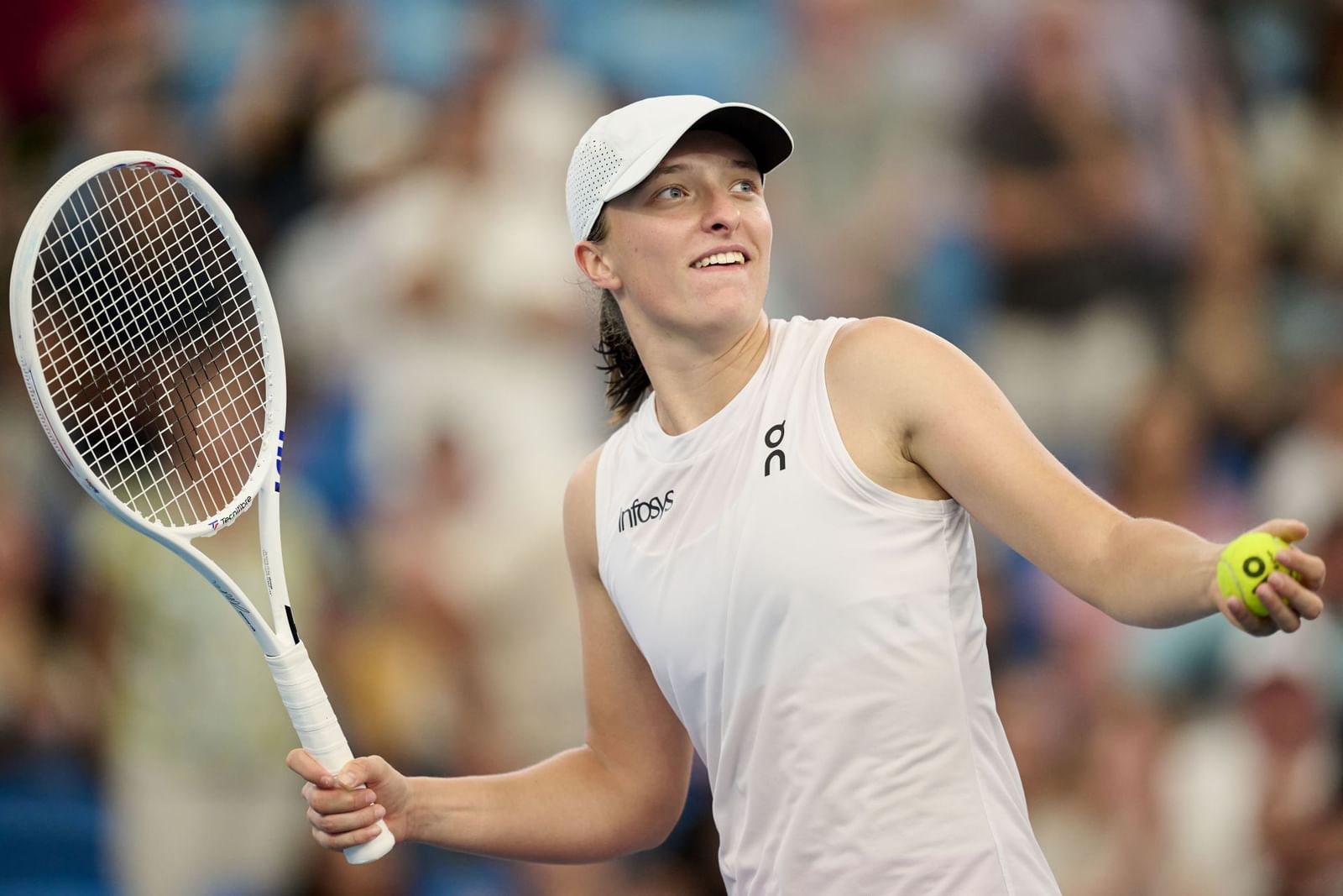 What racquet does Iga Swiatek use? Everything to know about the World ...