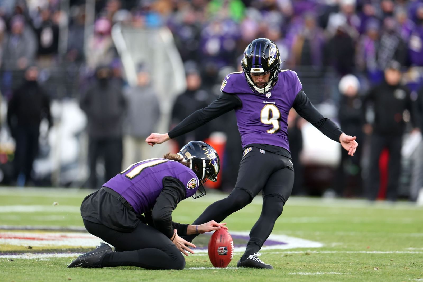 WATCH: Travis Kelce throws Justin Tucker's helmet away as Ravens kicker ...