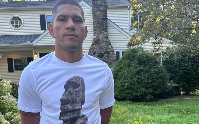 UFC: Alex Pereira talks about 'stoneface emoji' becoming his symbol ...