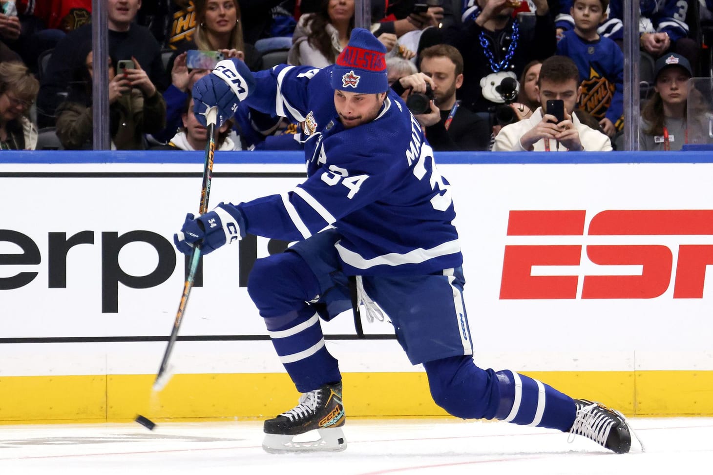 Auston Matthews makes sly remark for Ridly Greig's empty net slapshot ...