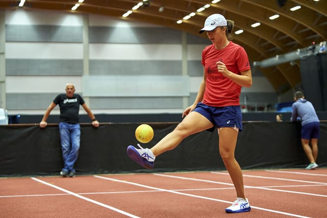 WATCH: Iga Swiatek shows off her football skills with incredible long ...