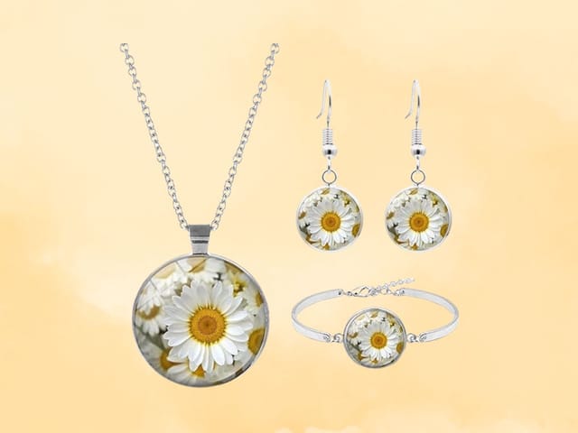 10 Must-have spring fashion accessories to avail in 2024