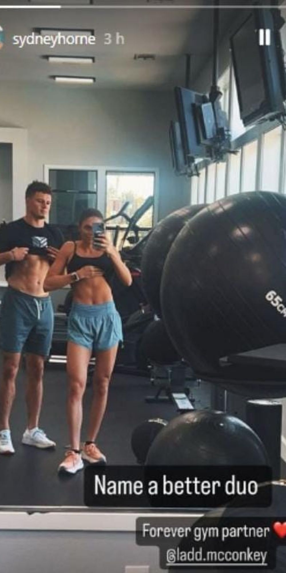 PHOTO: Georgia star Ladd McConkey’s GF Sydney McConkey shows off ...