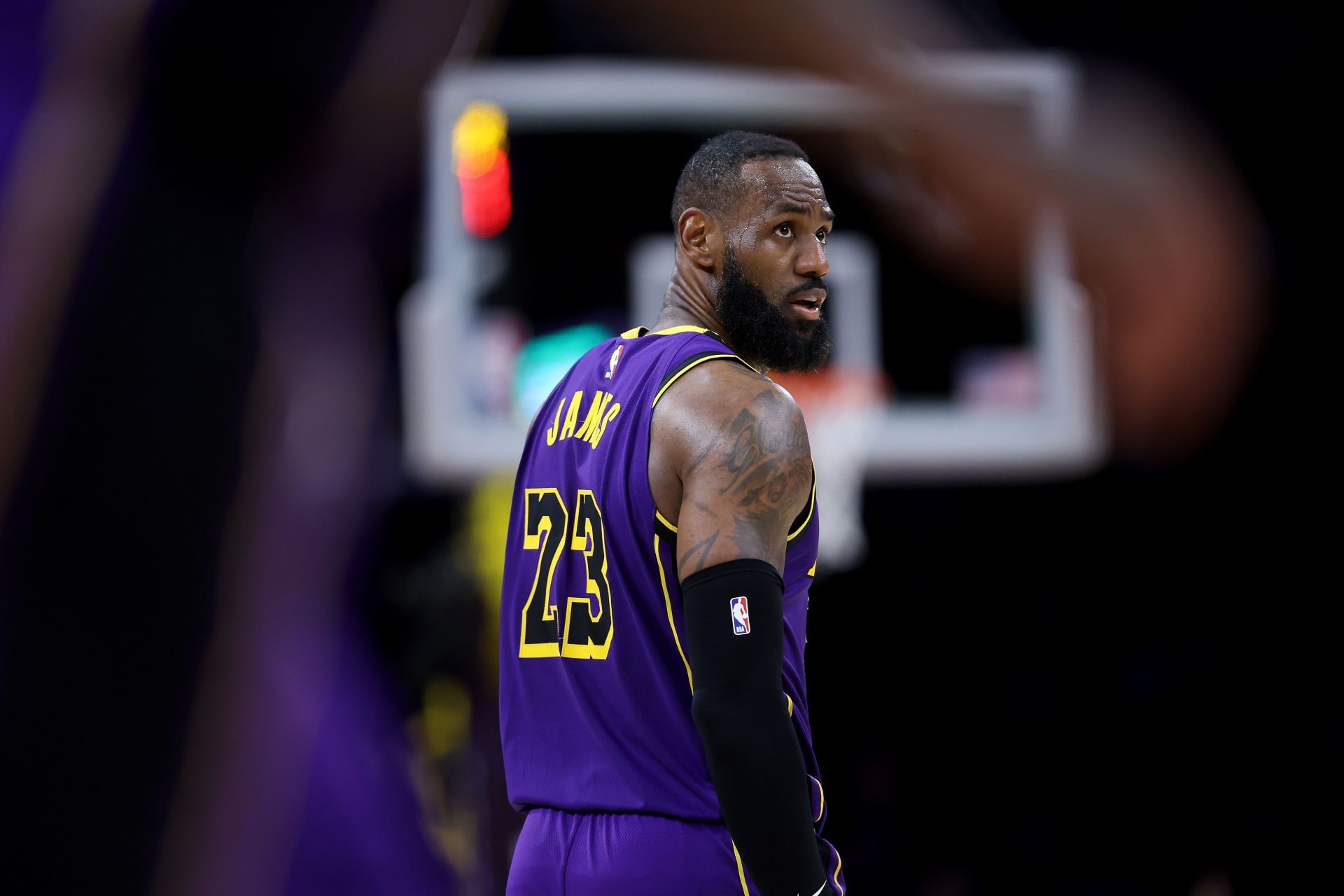 "Chasing 6 rings 6 fmvps until he’s 42" - NBA fans in frenzy after ...