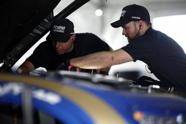 How much do NASCAR mechanics make? Exploring salaries in the racing ...
