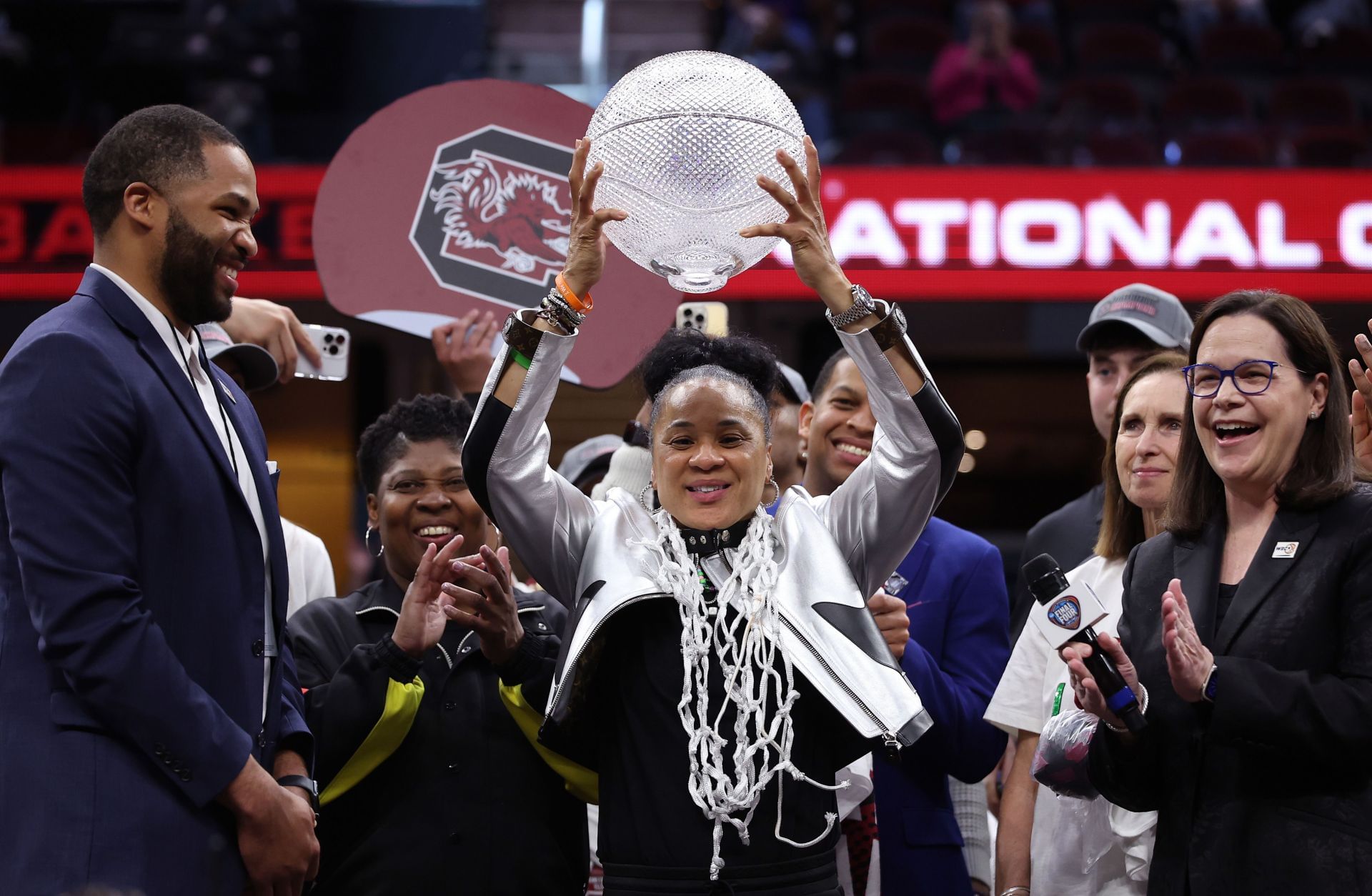 "She coaches winners, not entitled bums": Blazers fans rue passing on ...
