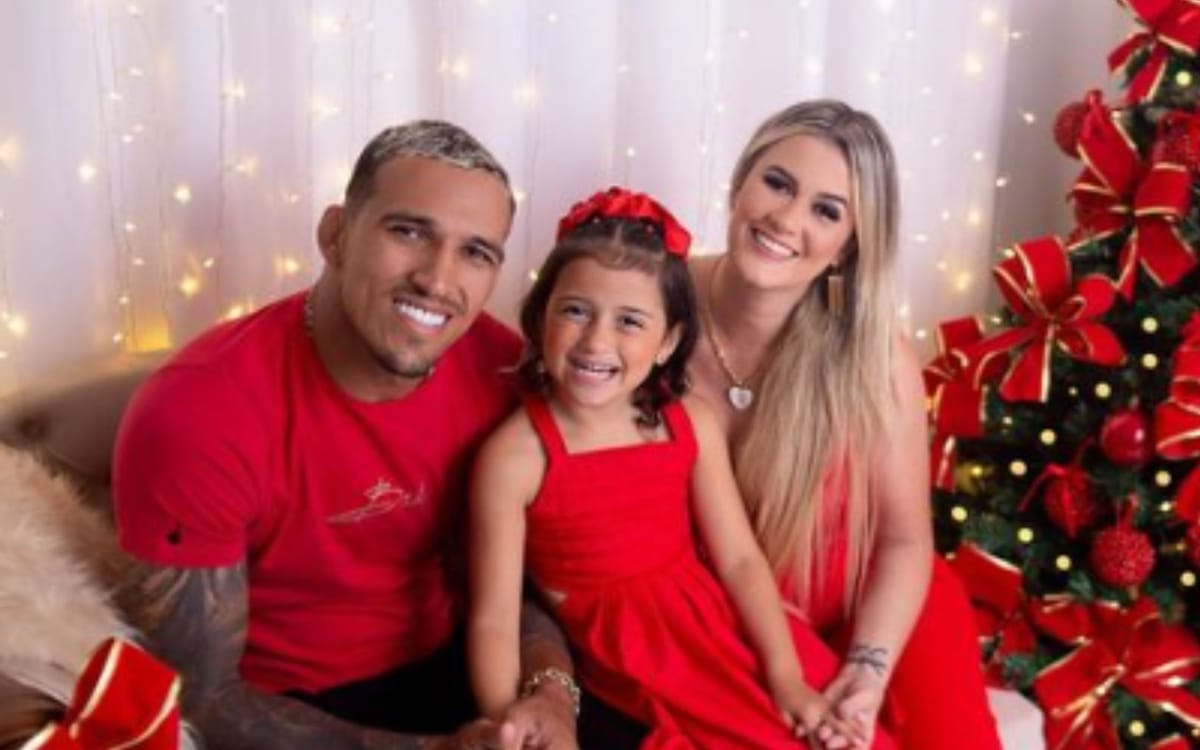 Who is Charles Oliveira's Wife, Talita Roberta Pereira?